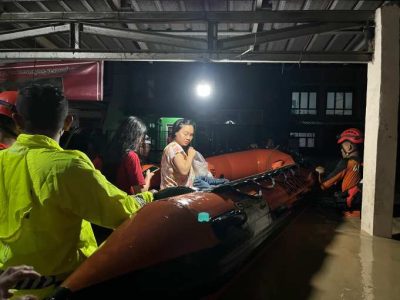 Tim SAR Gabungan Evakuasi Korban Banjir di Kecamatan Ketanggungan ...
