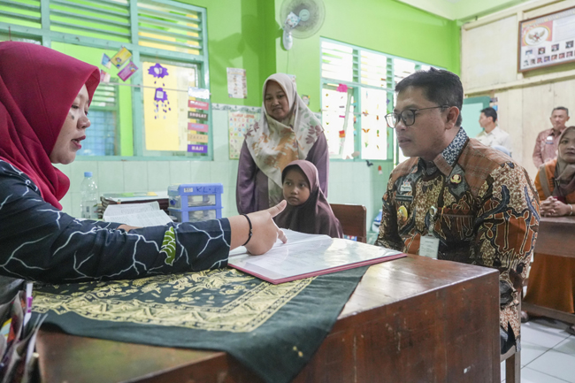 Wali Kota Magelang Ambilkan Rapor Zoya, Siswi Yatim SDN Rejowinangun 4 ...